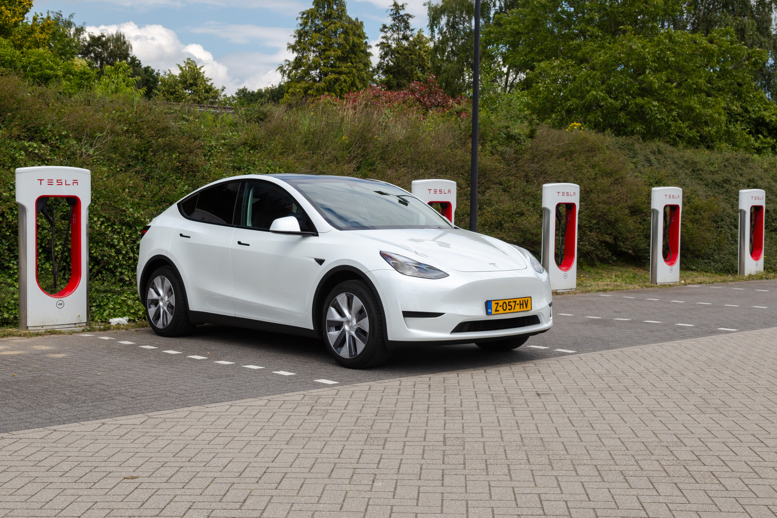 Tesla geeft 3x korting om jou in een oude Model Y te krijgen - AutoScout24