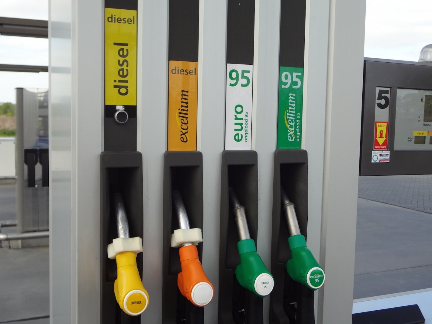 'Benzine en diesel vanaf 5 december weer duurder' - AutoScout24