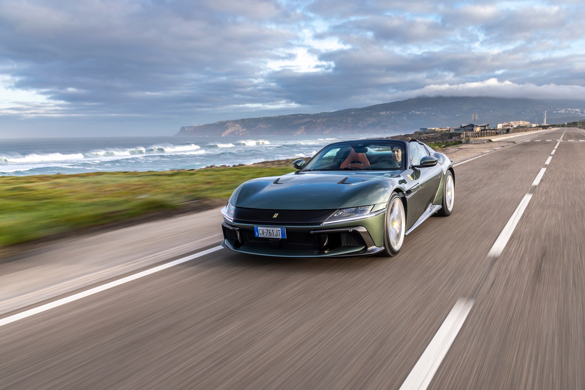 Prova Ferrari 12Cilindri Spider: 830 CV a cielo aperto - AutoScout24