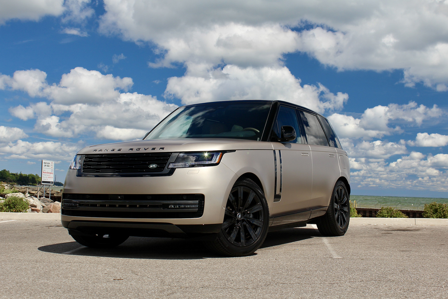 2026 Land Rover Range Rover SE PHEV Review - AutoTrader.ca