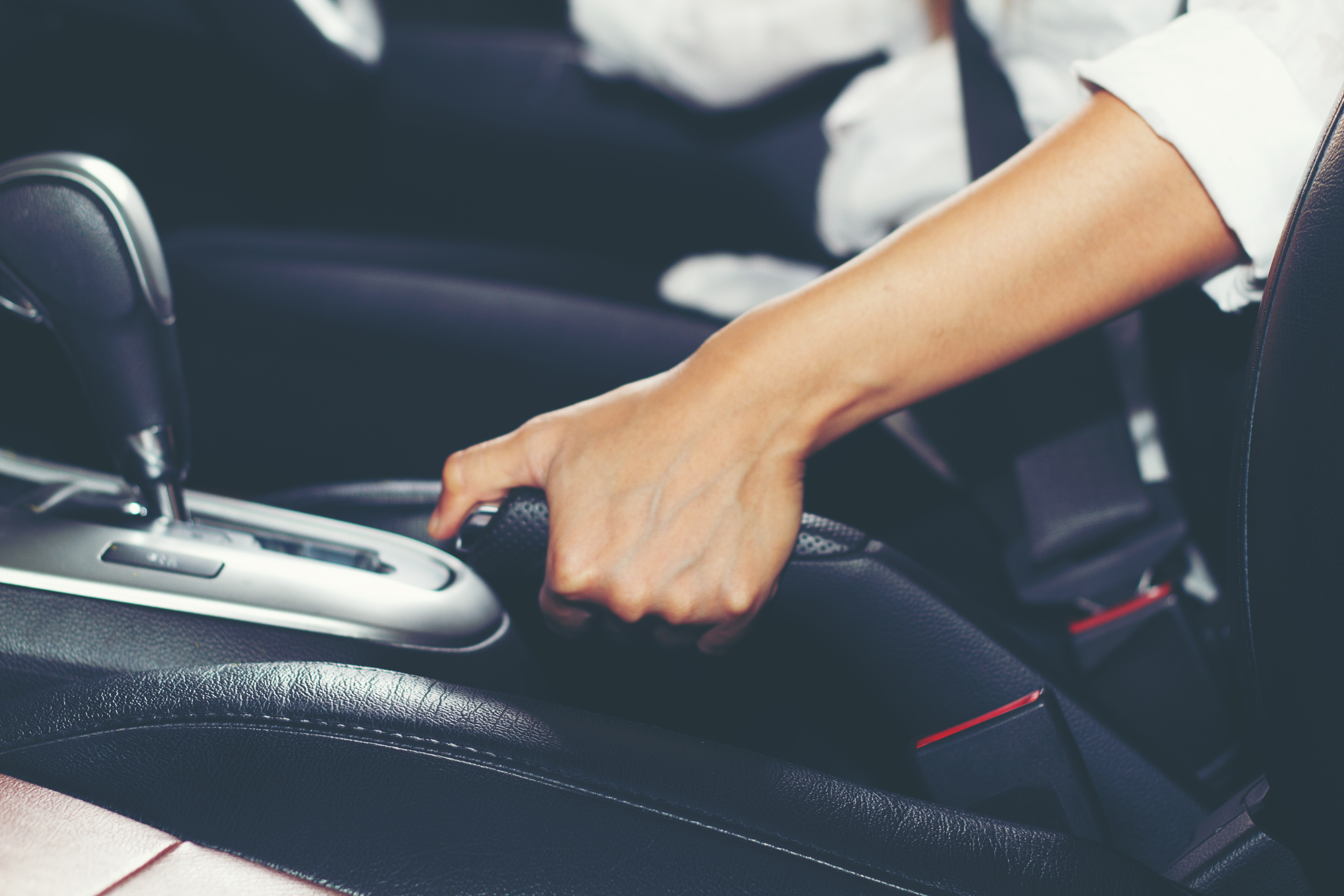 Alles over het rijden met de handrem erop - AutoScout24