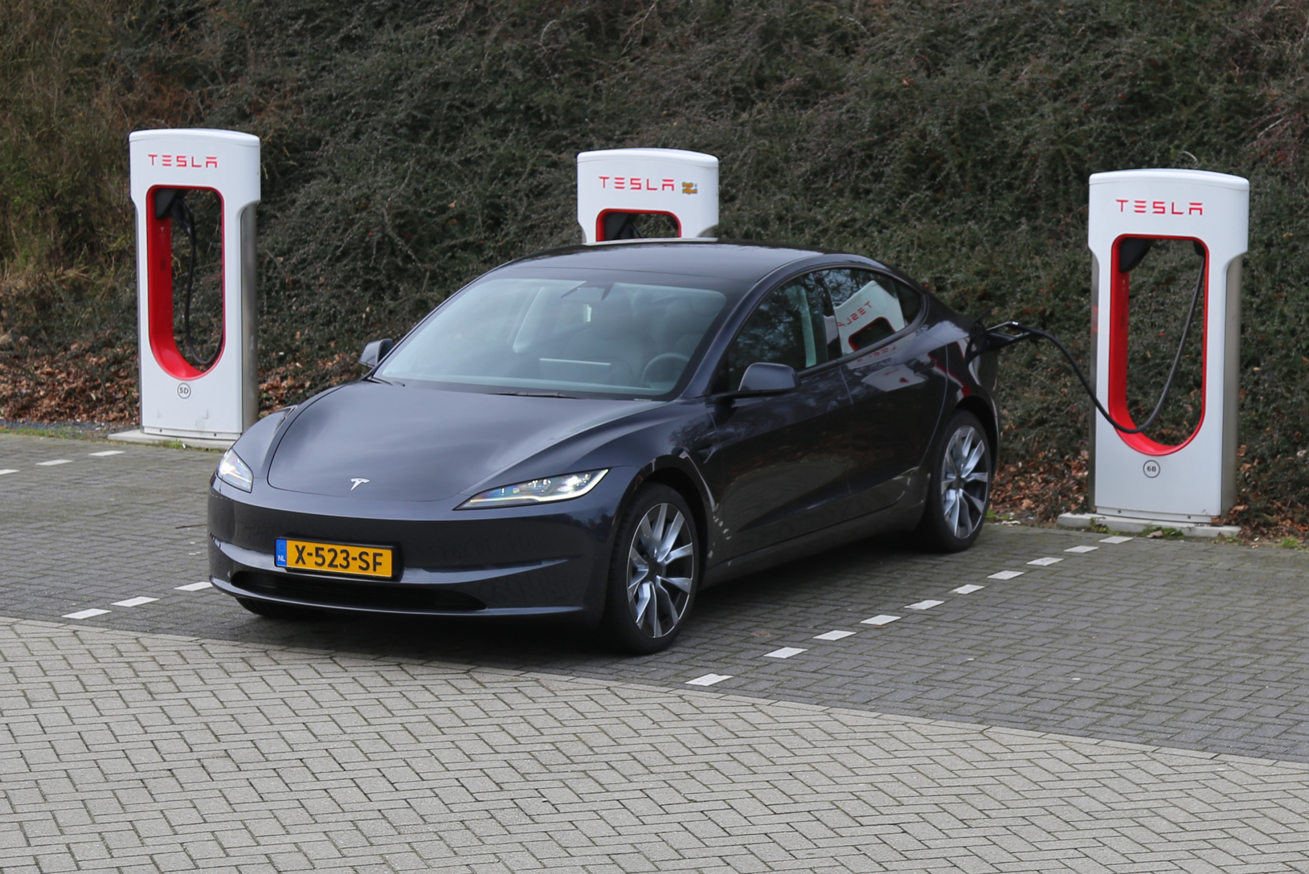 Opeens is de Tesla Model 3 22.000 euro goedkoper dan de Model Y ...