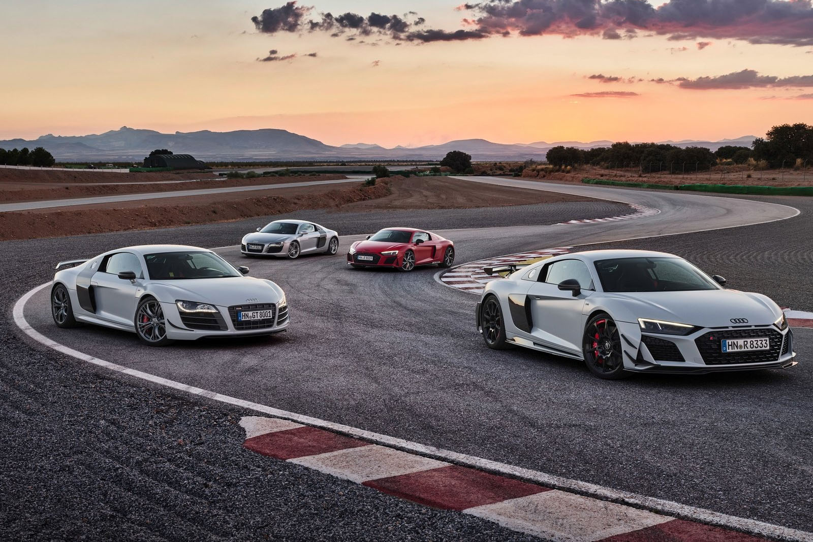 Audi R8 V10 GT RWD und TT RS iconic edition - AutoScout24