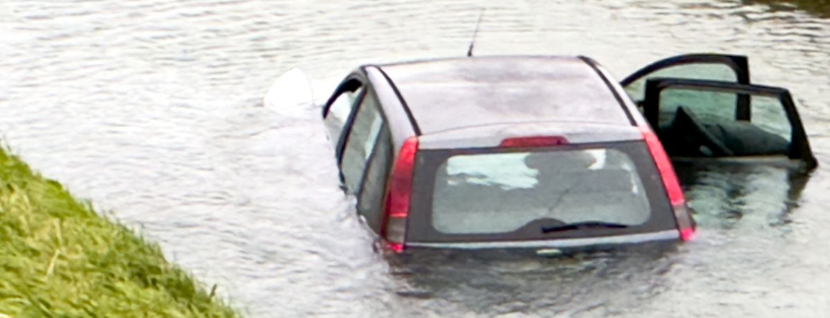 Auto te water: wat te doen en hoe je jezelf kunt redden - AutoScout24