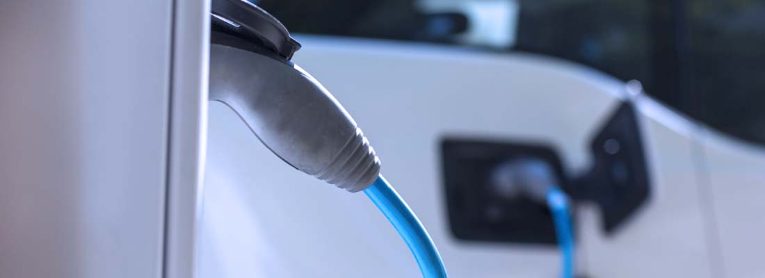 Hoe laad je een elektrische auto op? - AutoScout24
