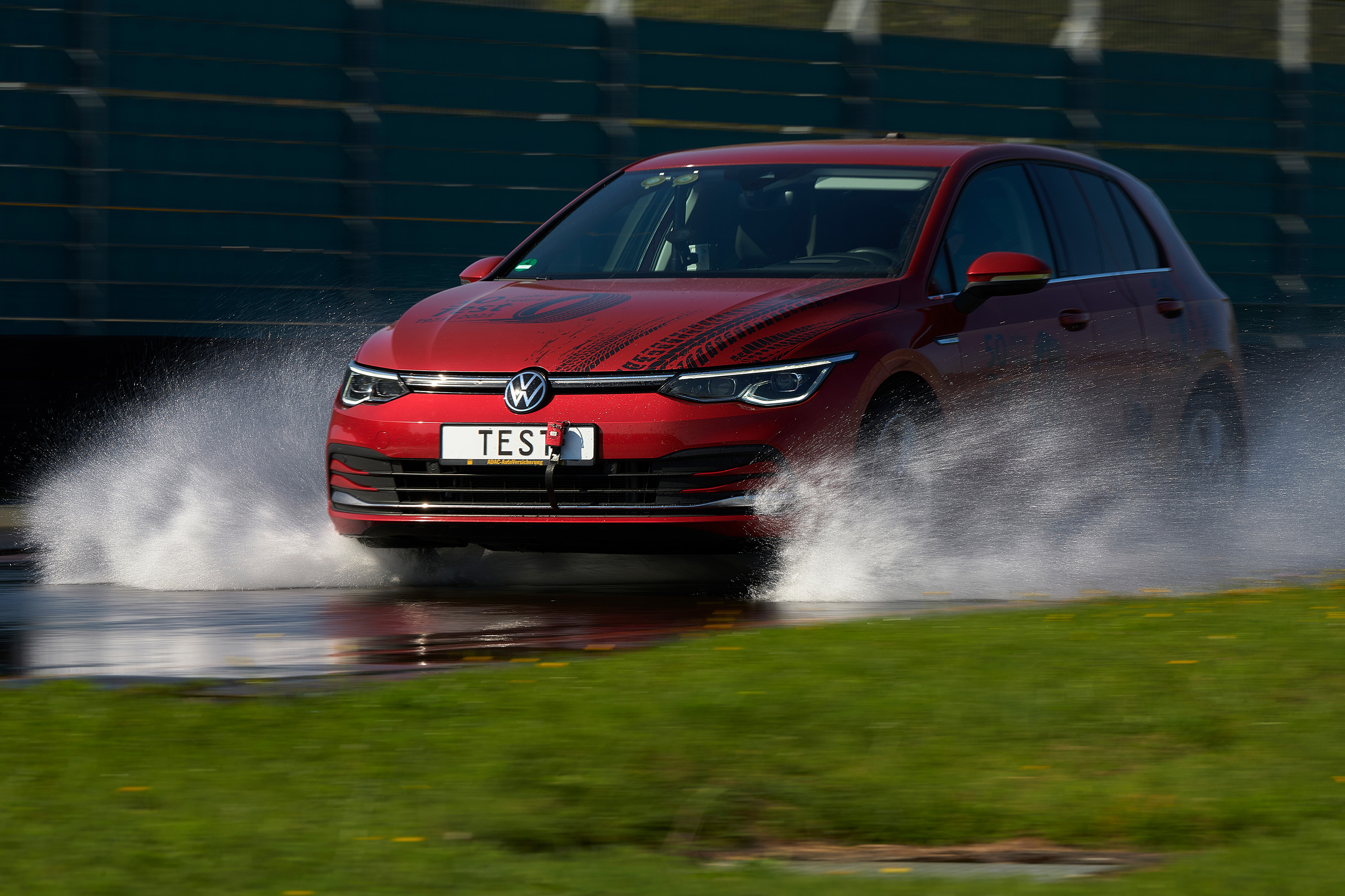ADAC Sommerreifentest 2025: Reifen-Duell mit Überraschungen ...