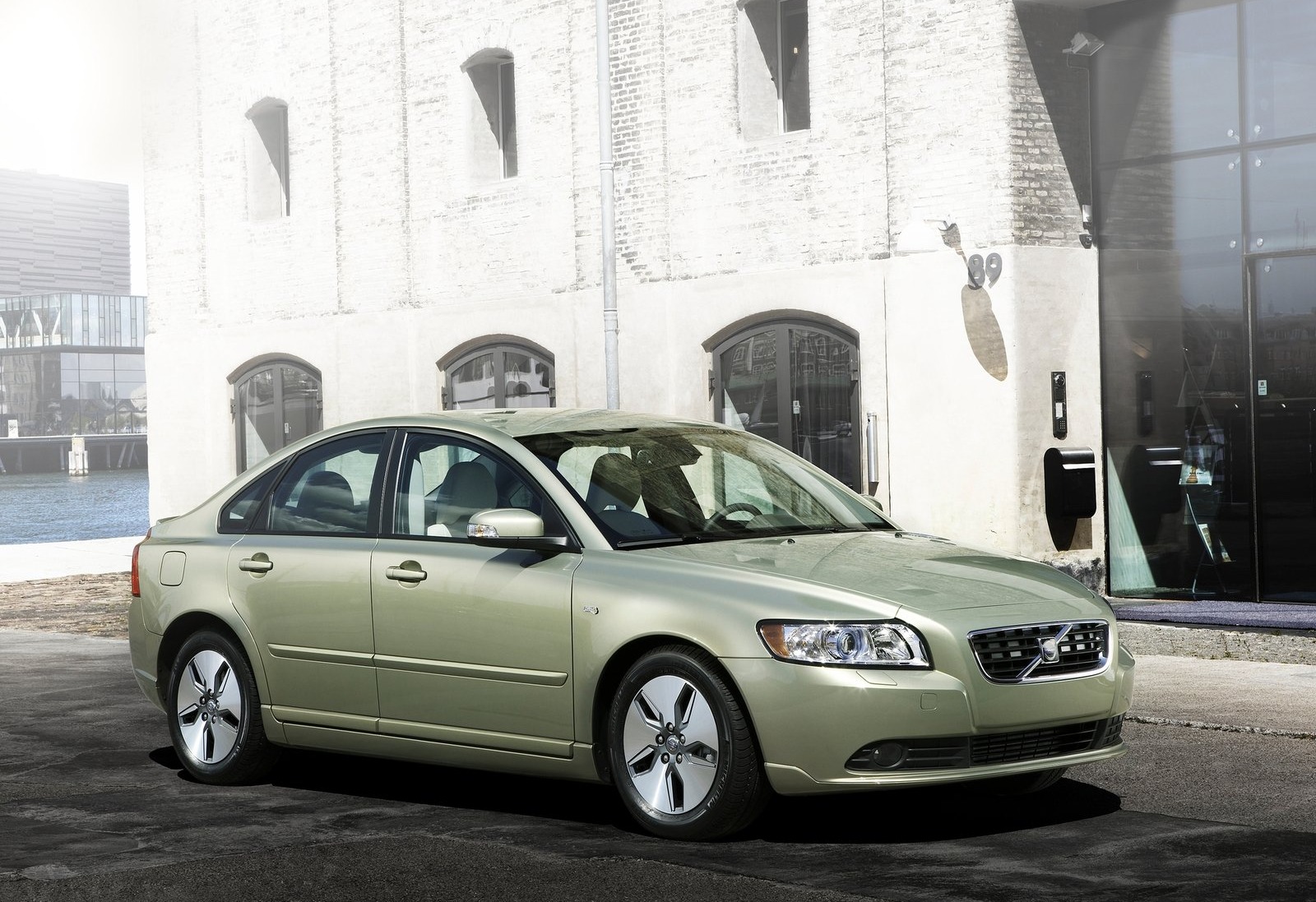 Volvo S40 Sedan Volvo S40 DRIVe (2009) Pictures, Information & Specs