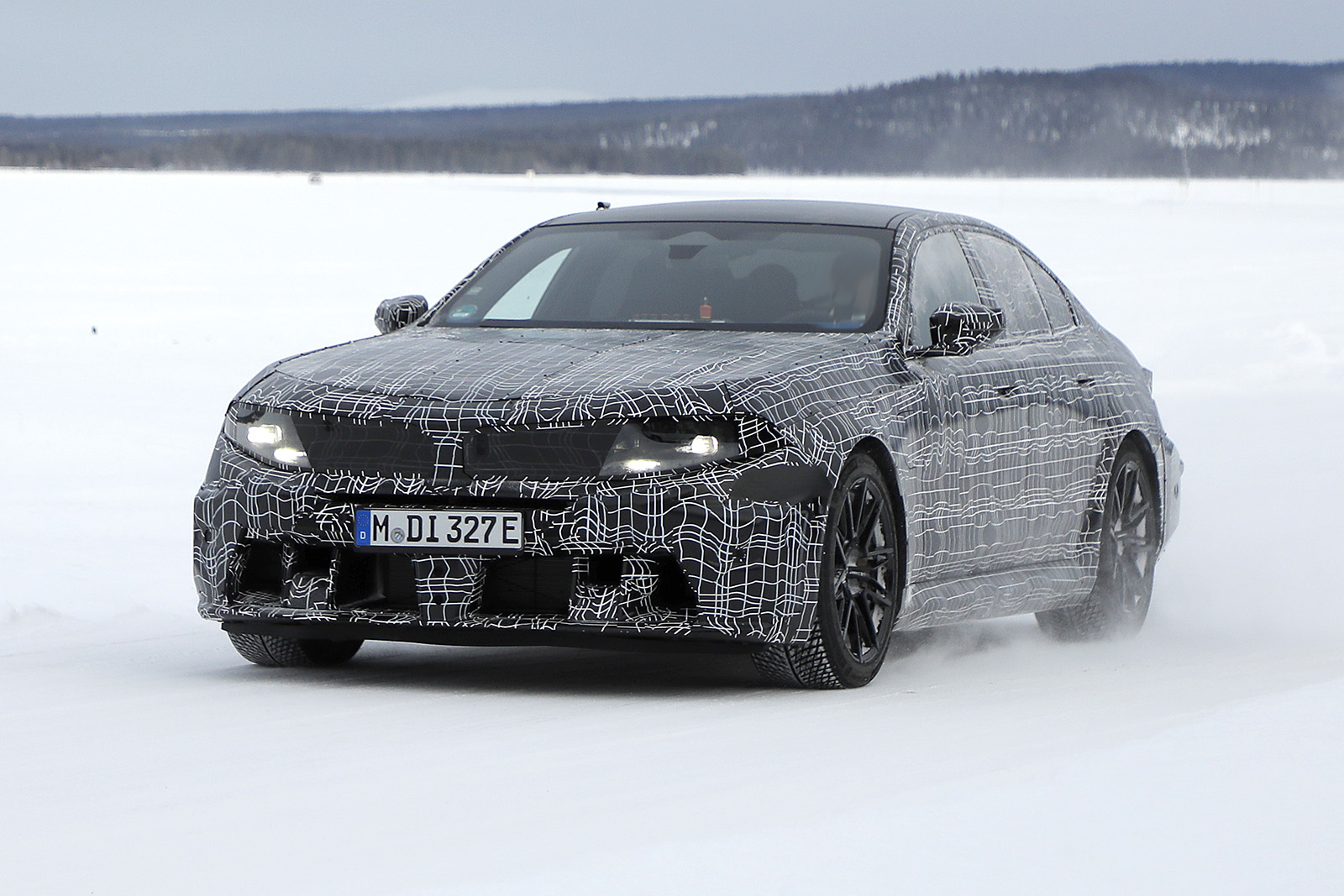 BMW M5 (2027) mit Neue-Klasse-Gesicht als Facelift erwischt ...