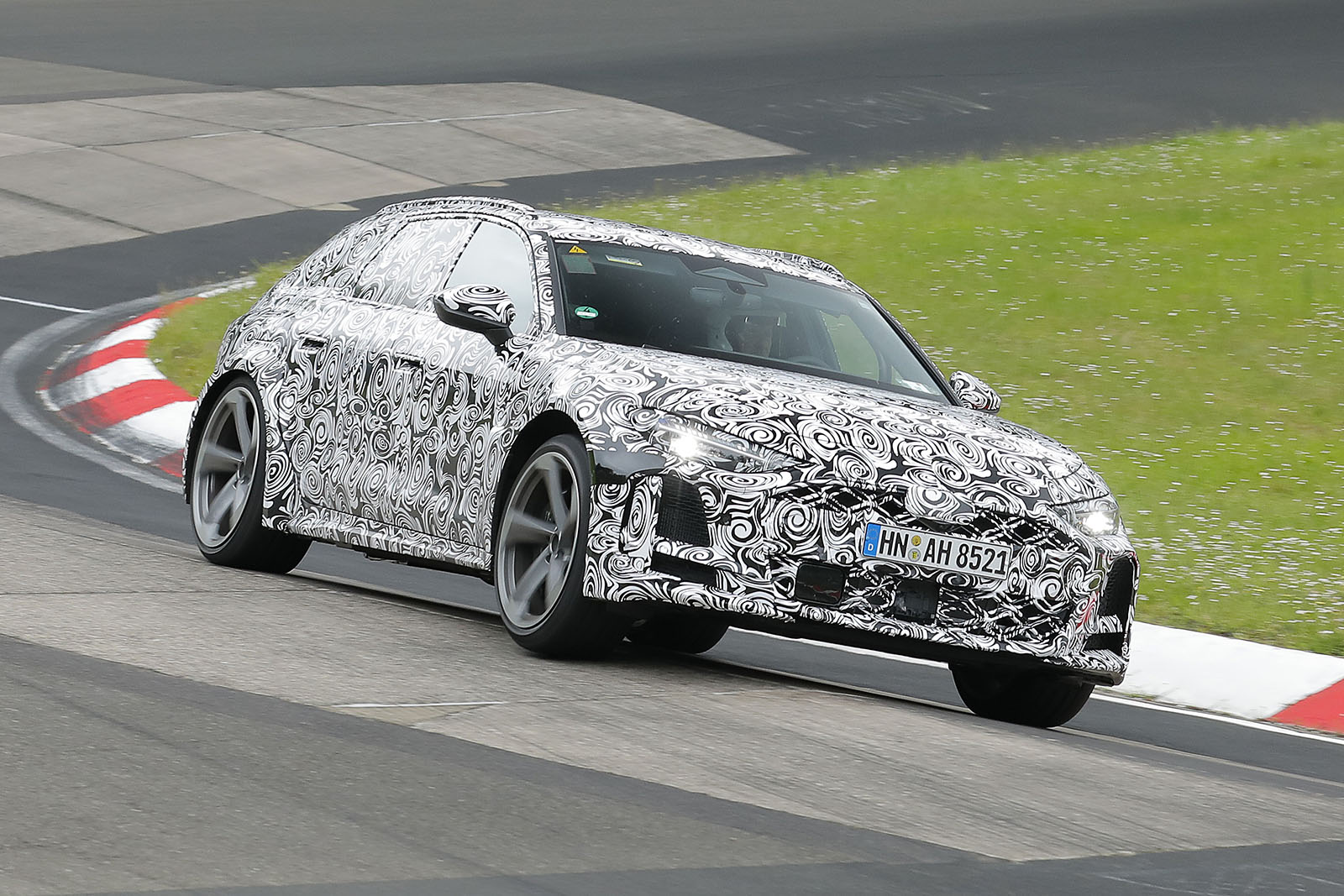 Audi RS 5 Avant (2025) PHEV-Erlkönig auf der Nordschleife - AutoScout24 ...