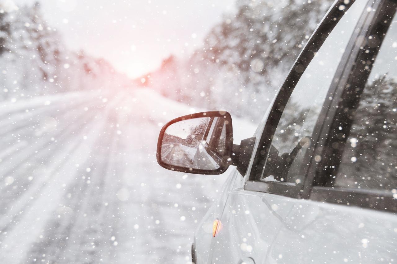 Skisack im Auto für den Transport der Wintersportausrüstung ...