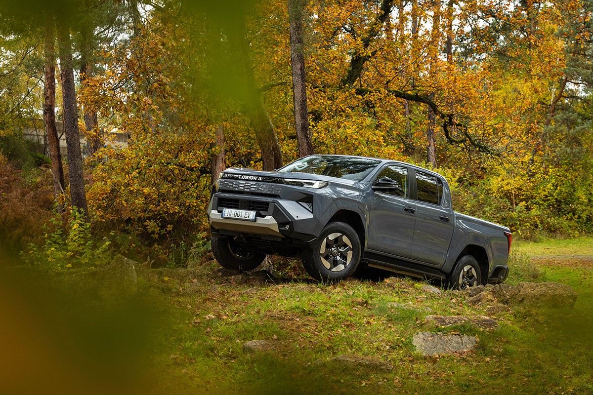 Toyota Hilux : le pick-up indestructible devient électrique ! (2025 ...