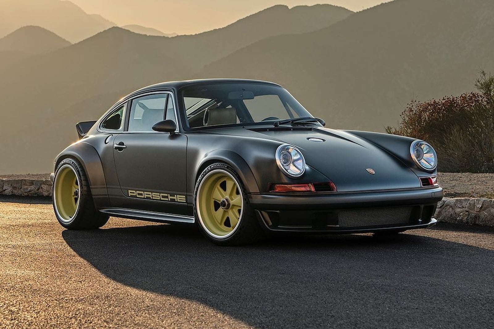 Singer crea una obra de arte con este Porsche 911 de la generación 964 ...