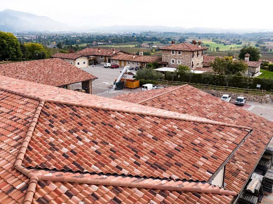 Un tetto con tegole in cemento coppo del borgo per Cantina Ferghettina ...
