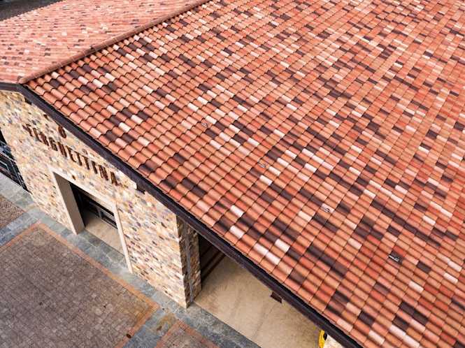 Un tetto con tegole in cemento coppo del borgo per Cantina Ferghettina ...