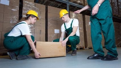 Porter une charge lourde en sécurité au travail | SafetyCulture