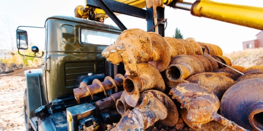A Comprehensive Guide to Digger Derricks | SafetyCulture