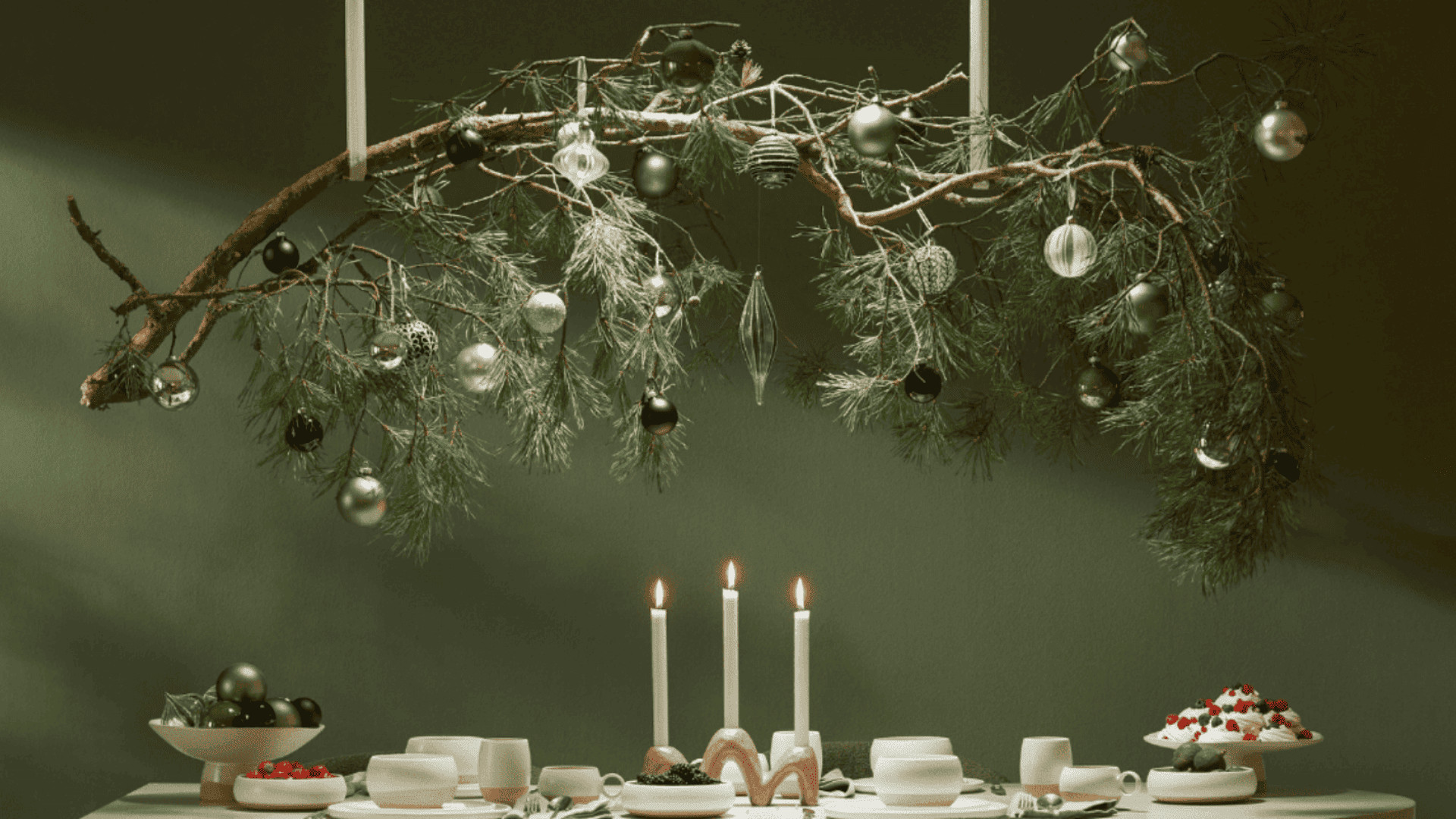 DIY Kerstversiering van kersttakken boven je tafel | Karwei