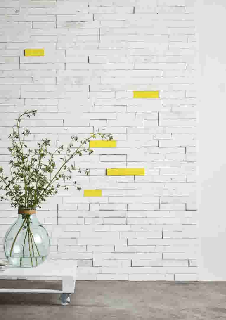 Creatief muuridee: plakhout op de muur - Karwei