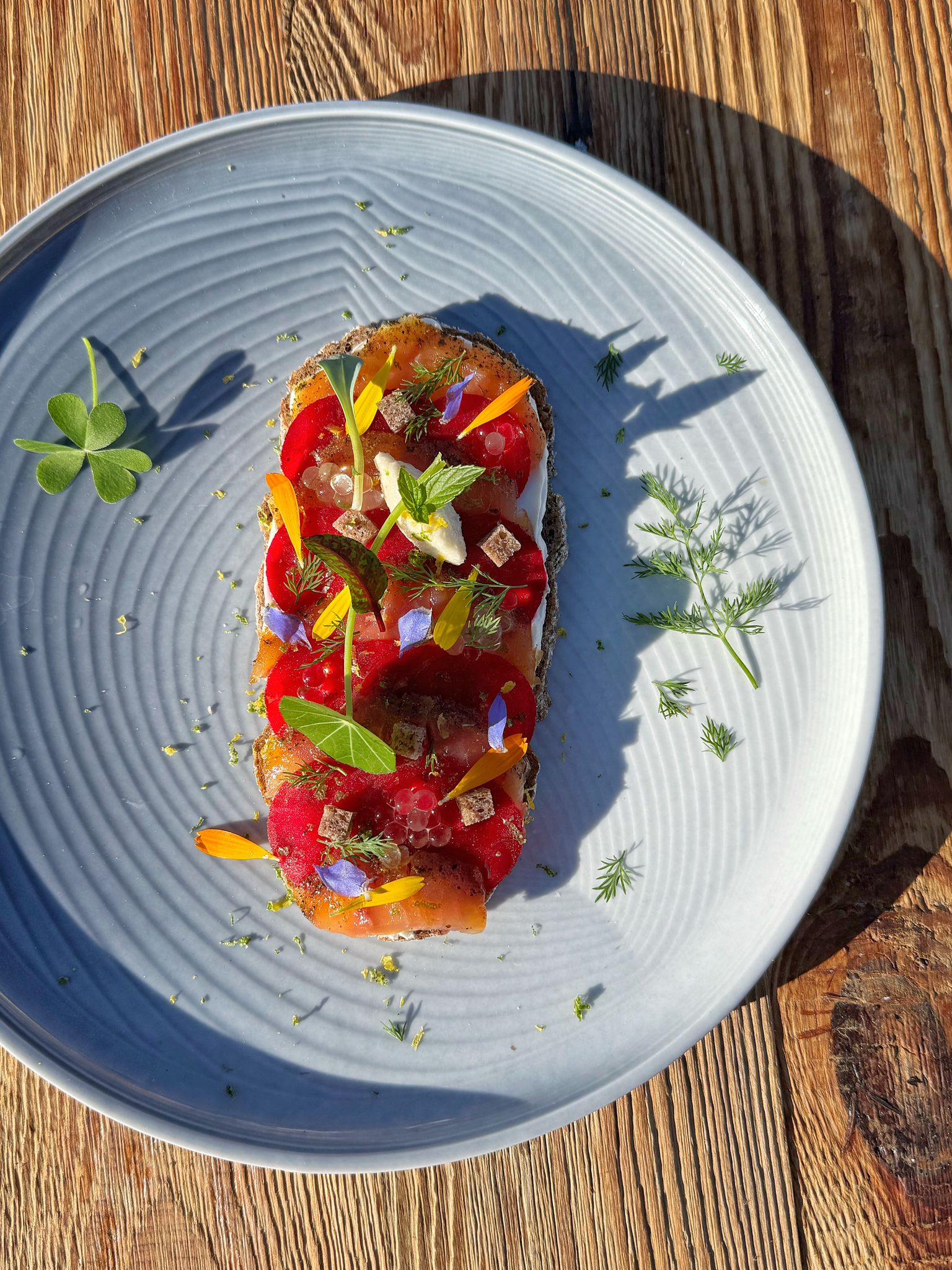 Belegte Walliser Roggenbrotscheiben AOP mit Ricotta-Meerrettich-Creme ...