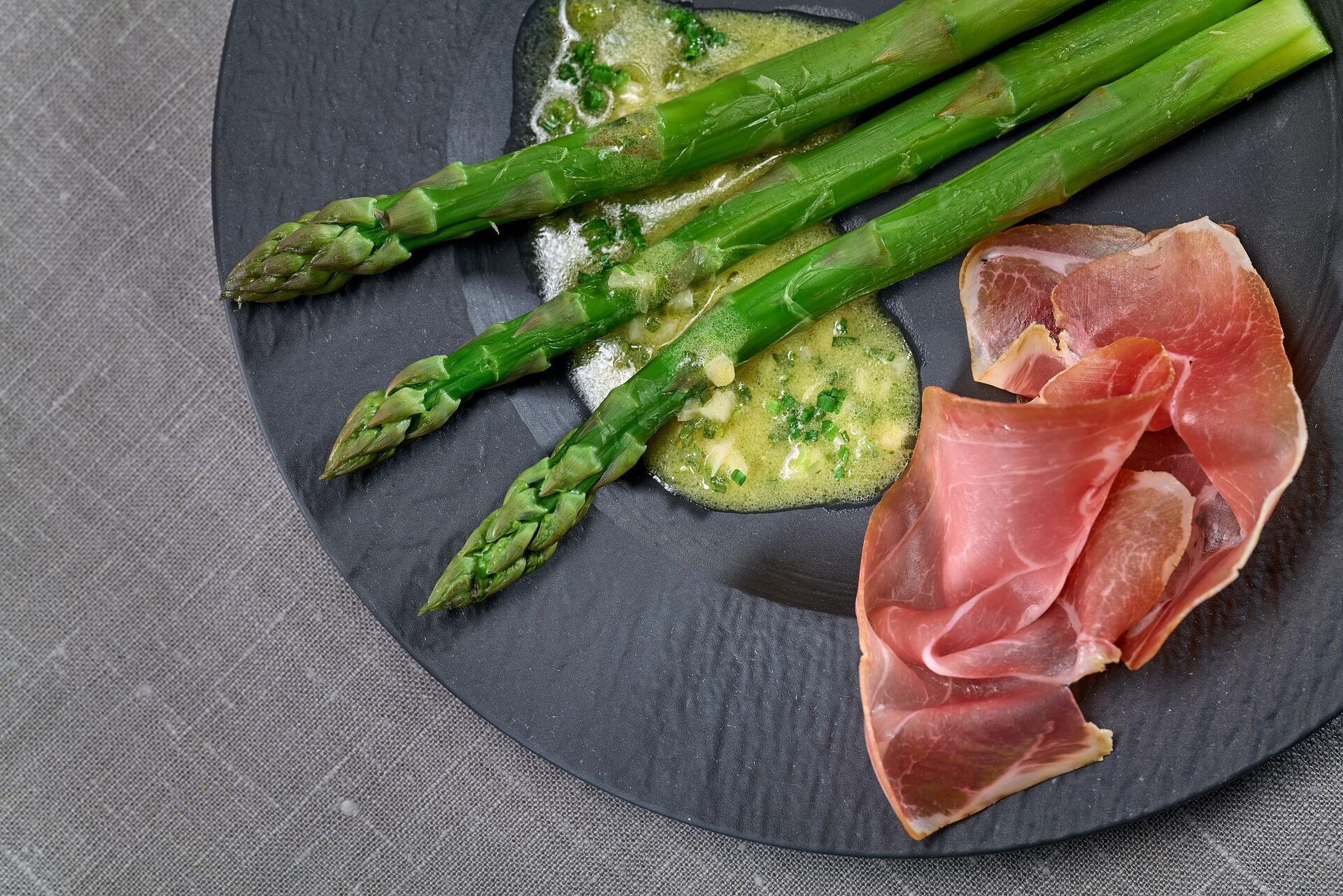 Grüne Spargeln mit Walliser Rohschinken IGP rezept | Wallis Schweiz