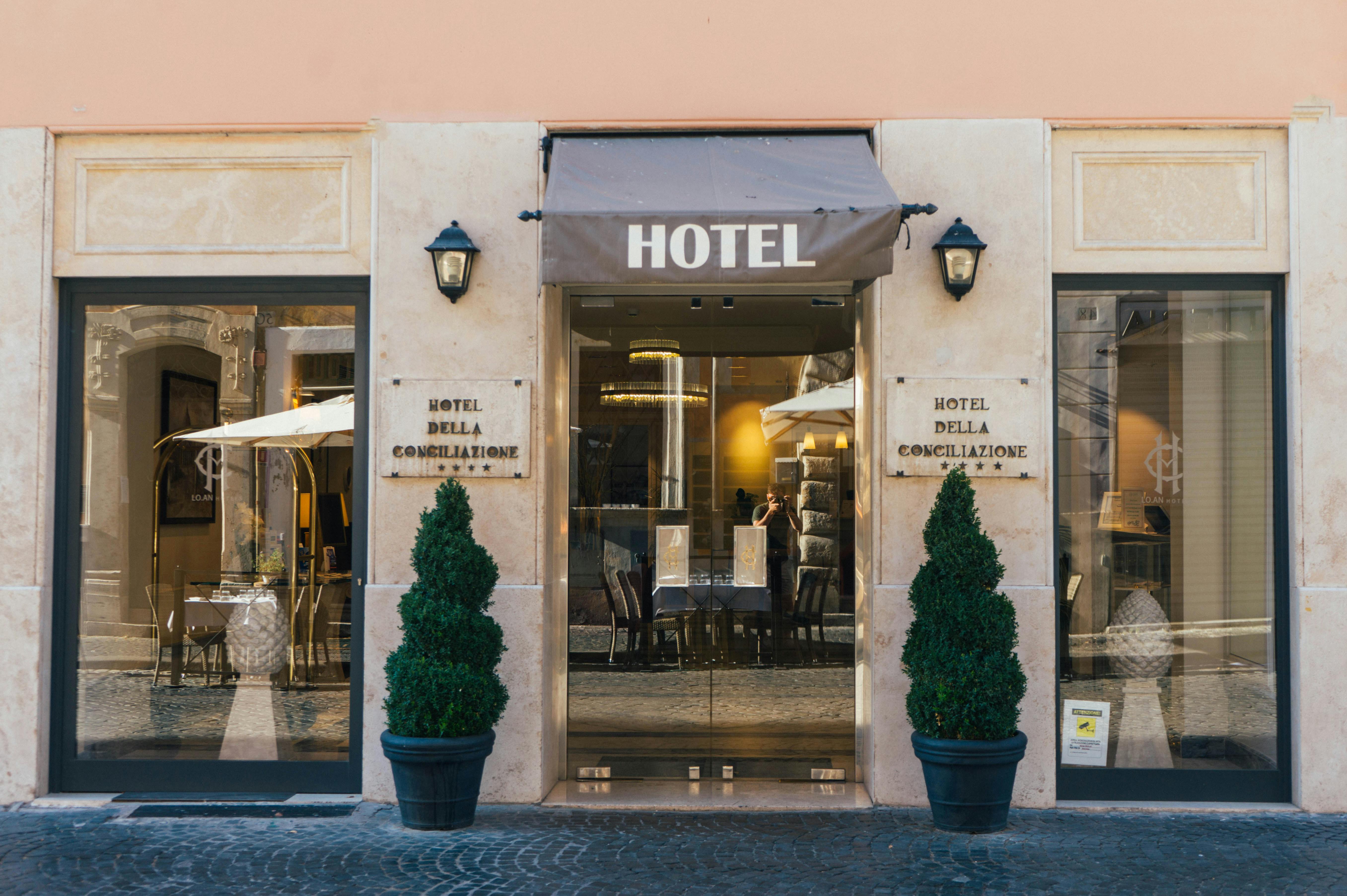 Top 5 Ways to Elevate Customer Experience in Hotels | Sprinklr