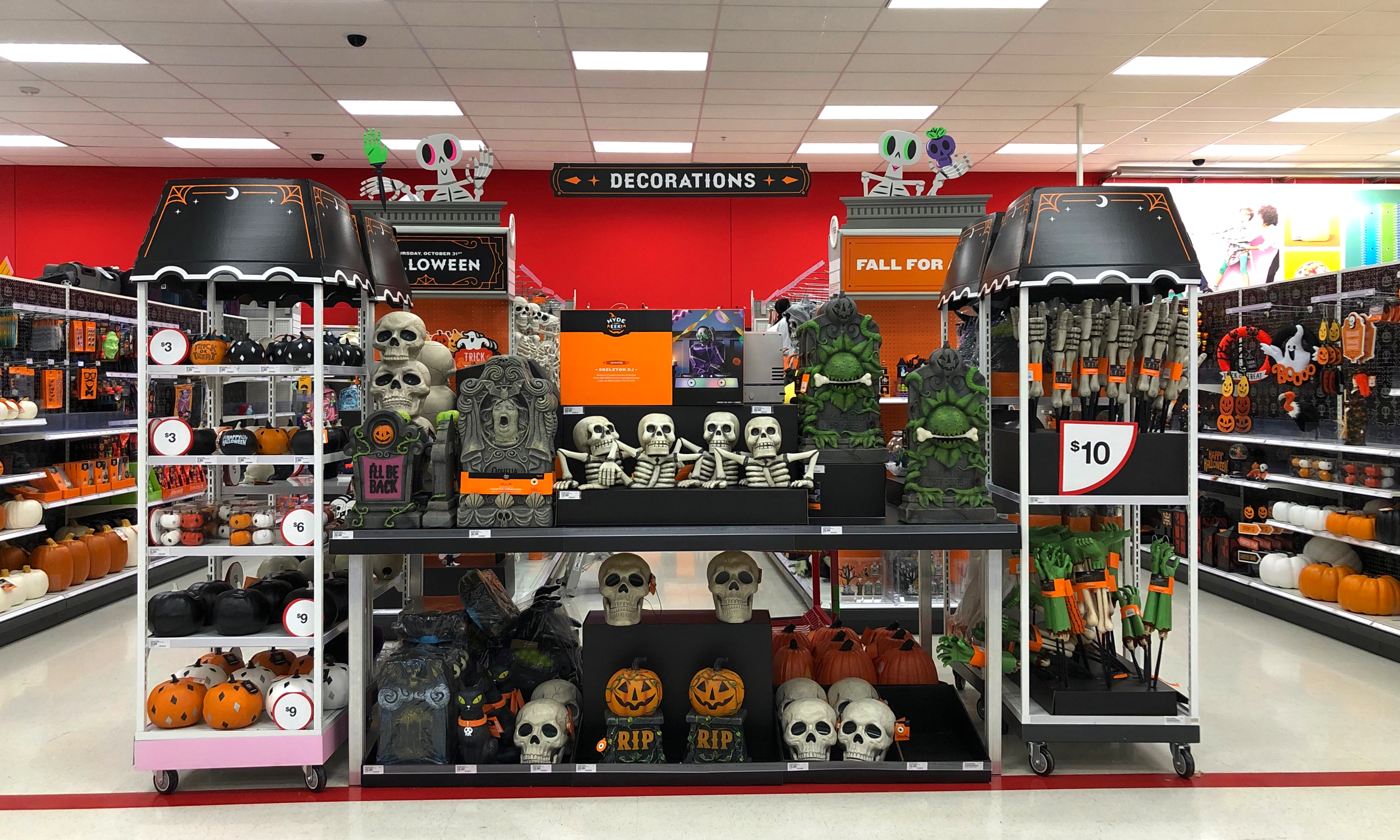 Retail Halloween Displays NEW HALLOWEEN DECOR ITEMS IN STORE 🎃