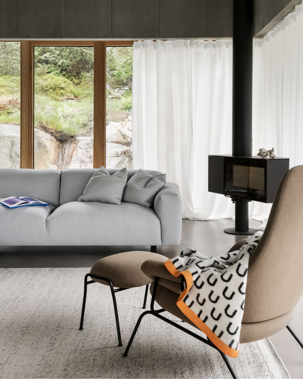 Contemporary rugs for homes and workplaces — Hem