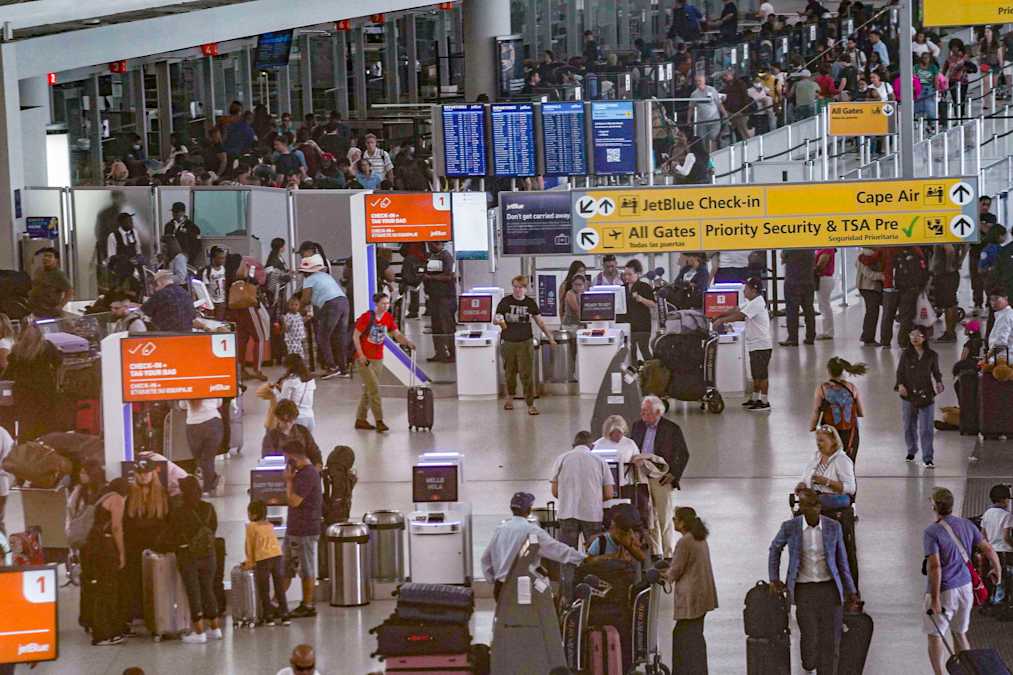 Airline Delays and Cancellations Worsen Ahead of Holiday Weekend