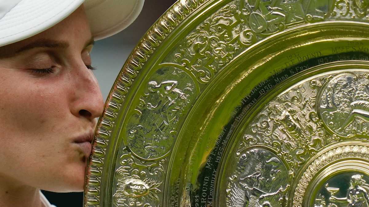 Marketa Vondrousova Is Wimbledon's First Unseeded Women's Champion ...