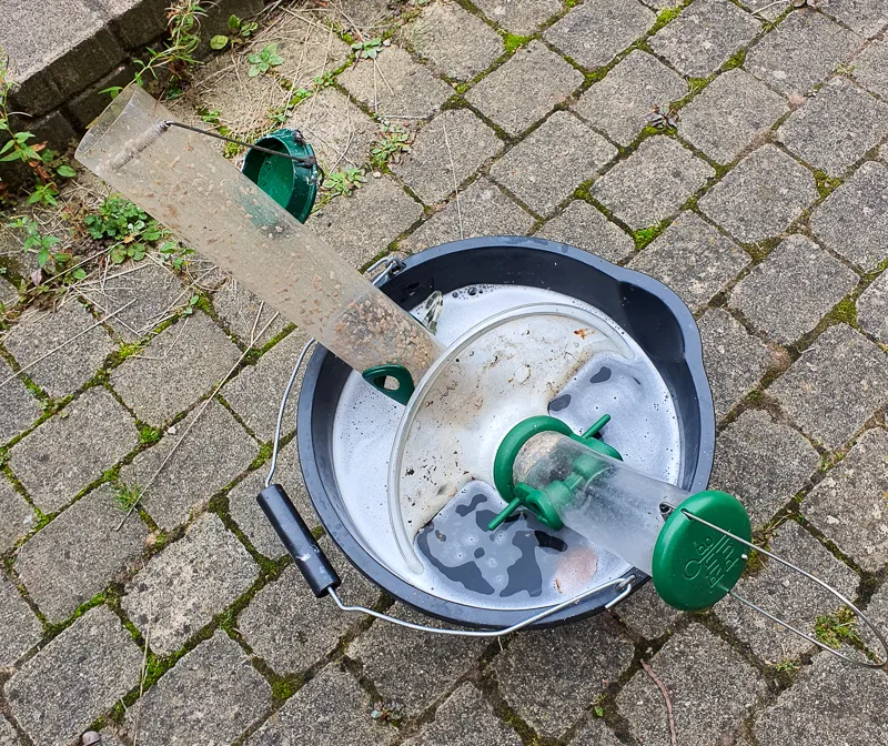 WHEN AND HOW SHOULD I CLEAN MY BIRD FEEDERS?