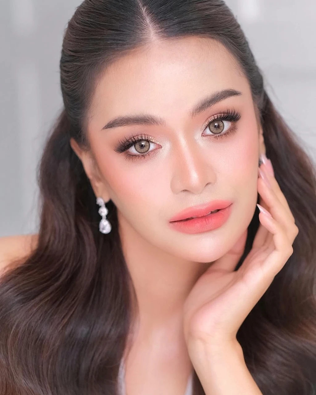 What Is Thai Makeup? Bridal Style Inspiration & Top Thai Makeup Artists ...