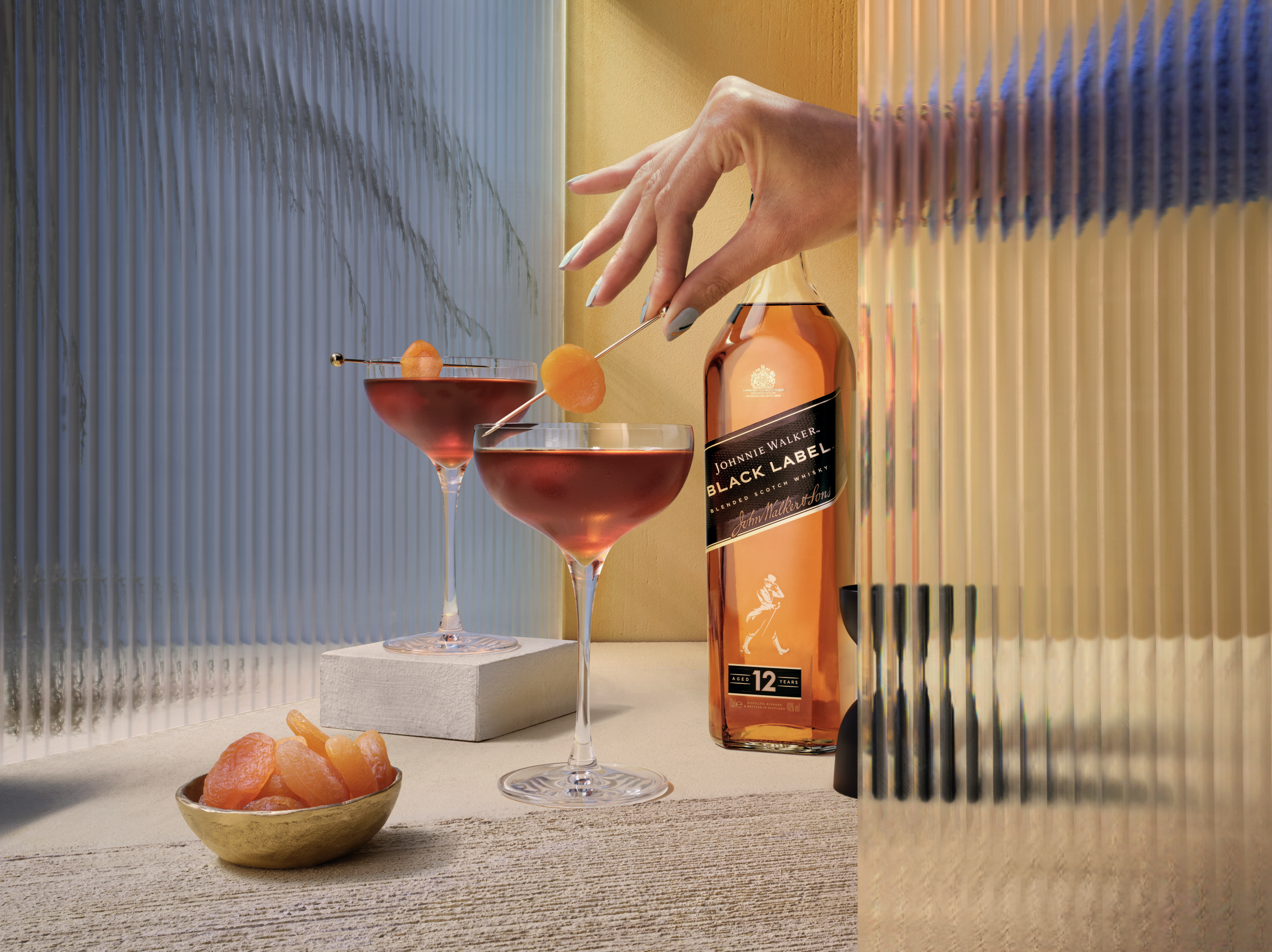 Receta de cóctel Johnnie Walker Rich and Smoky Manhattan | The Bar PE