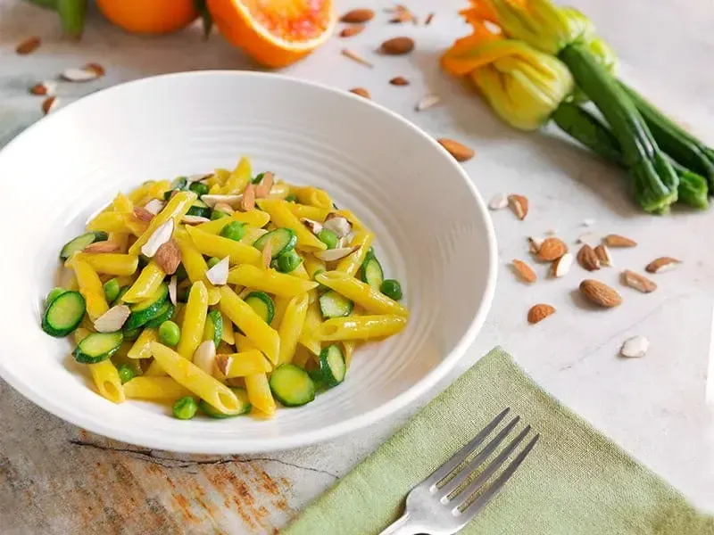 Penne Rigate Integrale mit Zucchini, Mandeln und Orangenzesten | Barilla