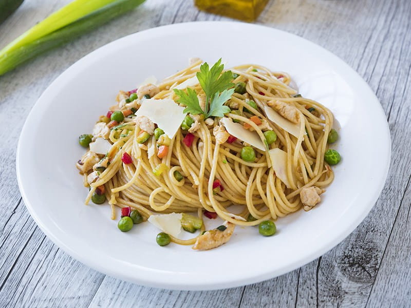 Spaghetti met kleurrijke groenten en kip | Barilla