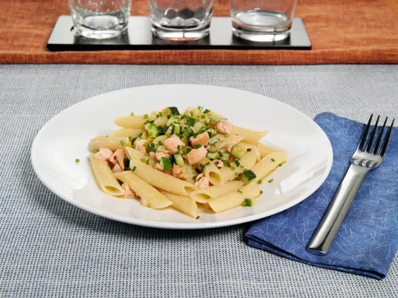 Penne Rigate mit Lachs, Zucchini und Zitrone | Barilla