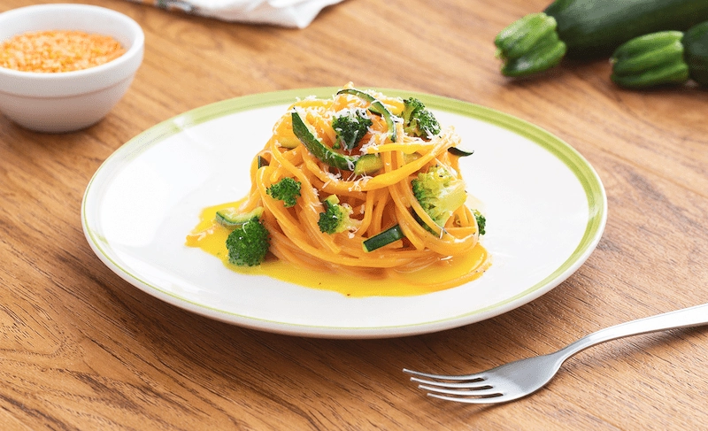 Spaghetti aus roten Linsen grünes Gemüse im Carbonara-Stil | Barilla