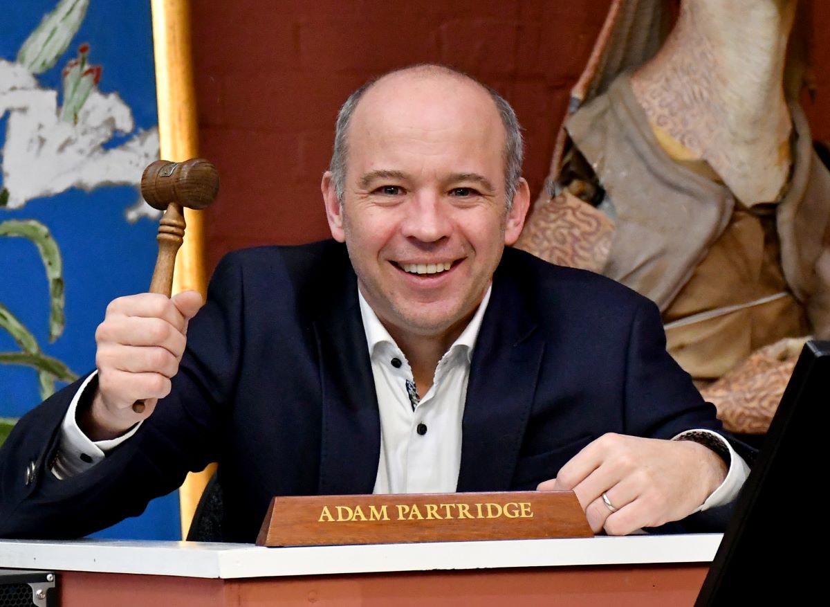 ‘Flog It!’ presenter brings ‘Cash in the Attic’ skills to Peak District