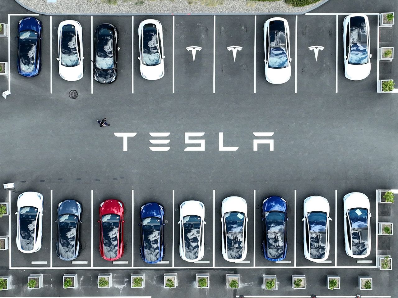 4 Reasons Tesla’s Price Cuts are Good News for the EV Industry