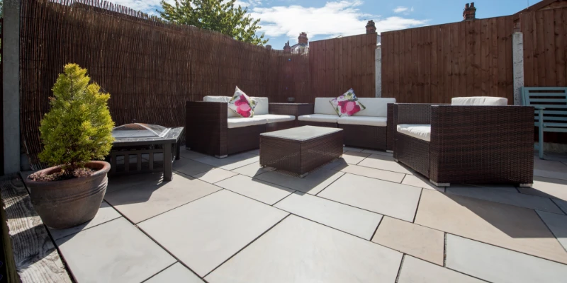 How to lay paving slabs: a step-by-step guide - Garden services - Home and garden - Yell blog