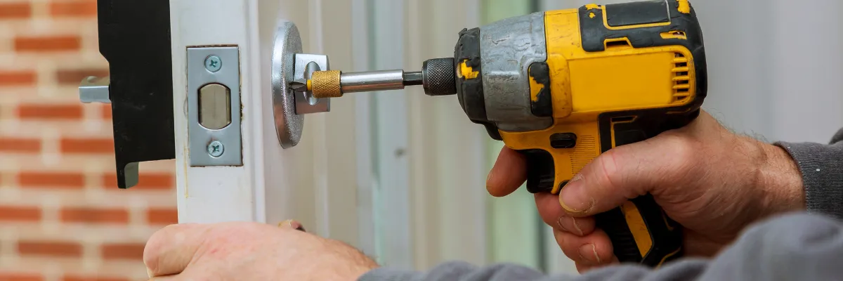 How to change a door handle: a DIY guide - Carpenters - Building and ...