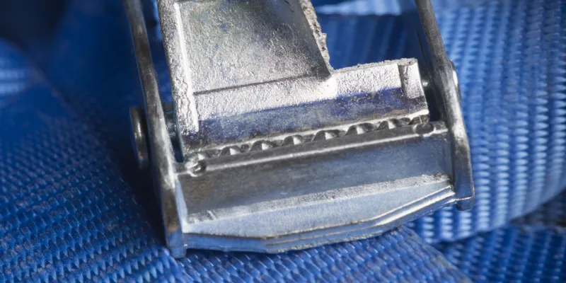 How to use a ratchet strap: a simple guide - Removals and storage ...