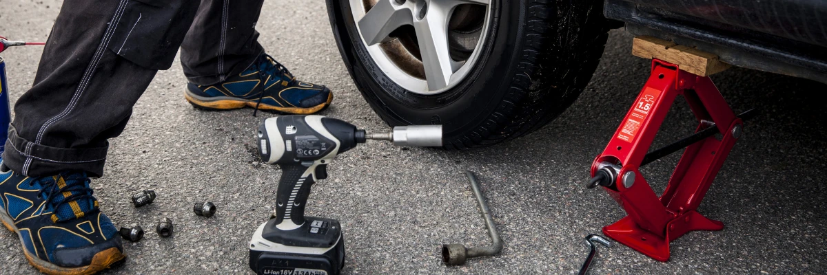 How to jack up a car: safe and simple steps - Car repairs - Driving and ...