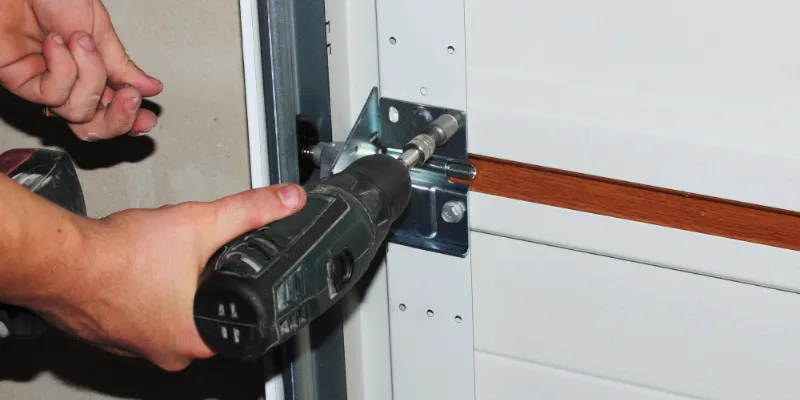 How to fix a door hinge: a step-by-step guide - Carpenters - Building ...