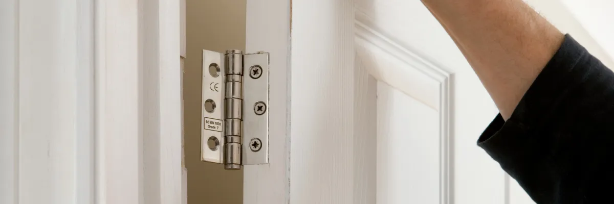 How to fix a door hinge: a step-by-step guide - Carpenters - Building ...