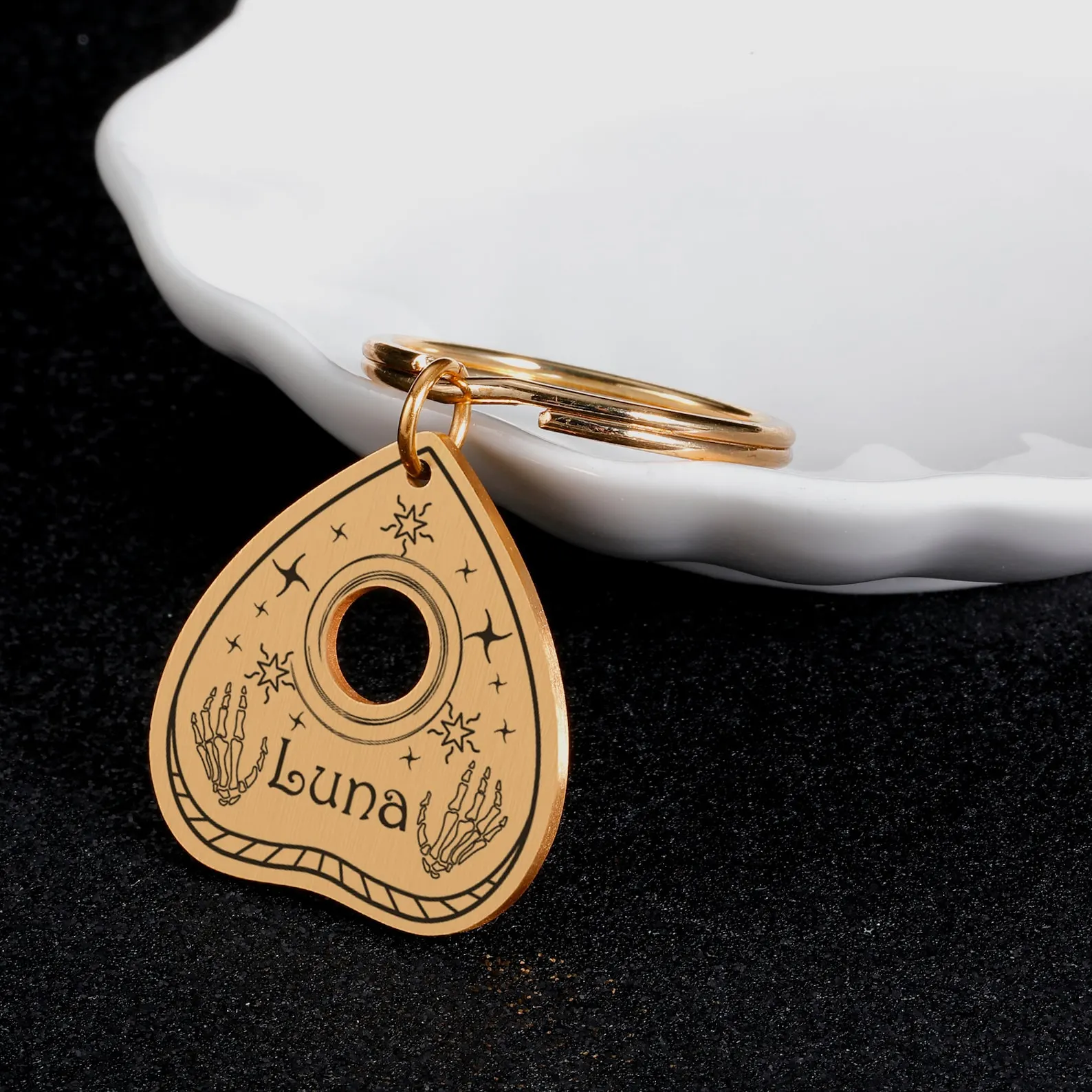 Easy “Boo Basket” Ideas for Your Dog or Cat