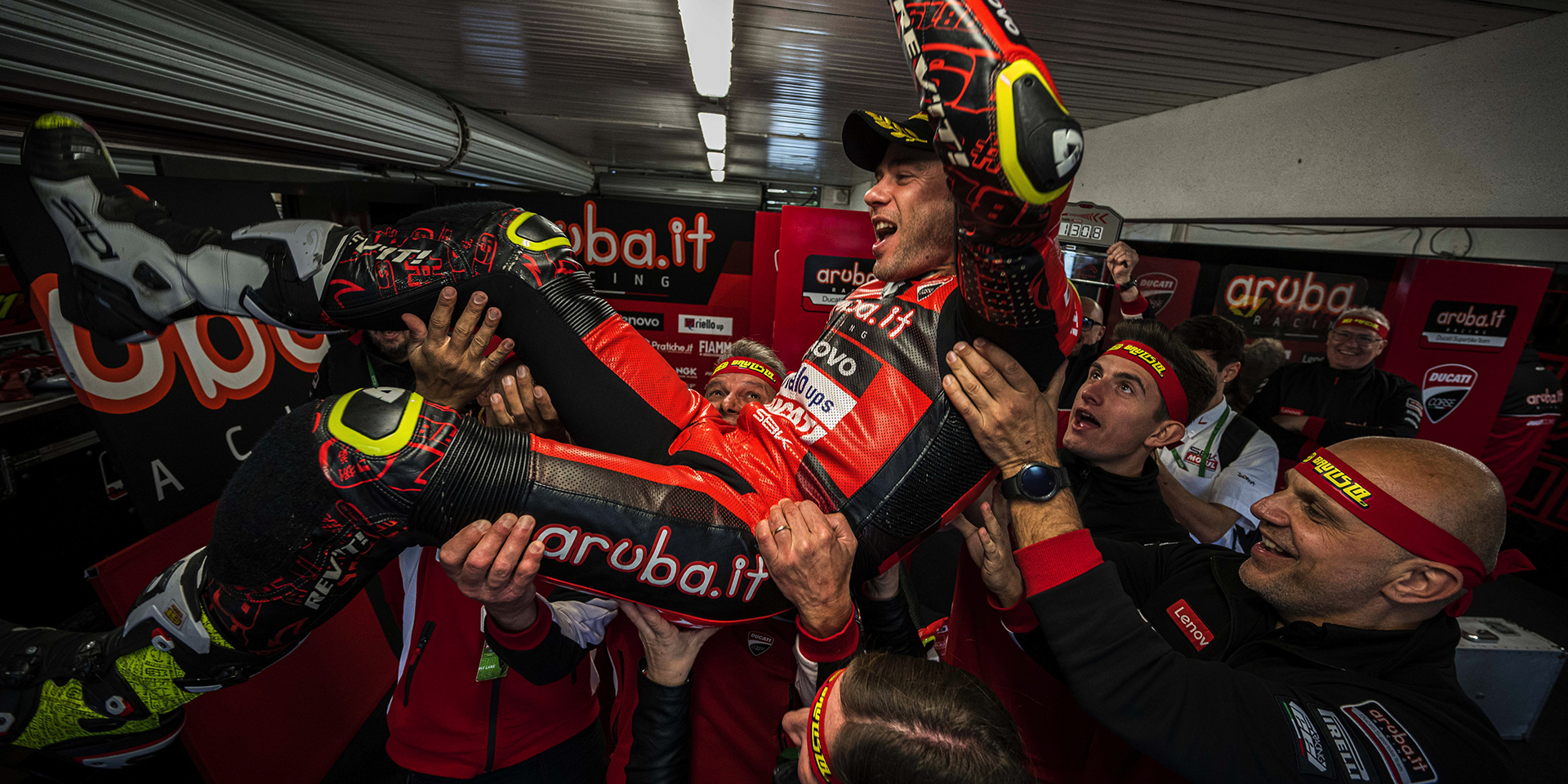 Bautista steals the show in Australia: first he triumphs in epic Superpole Race and then he wins ...