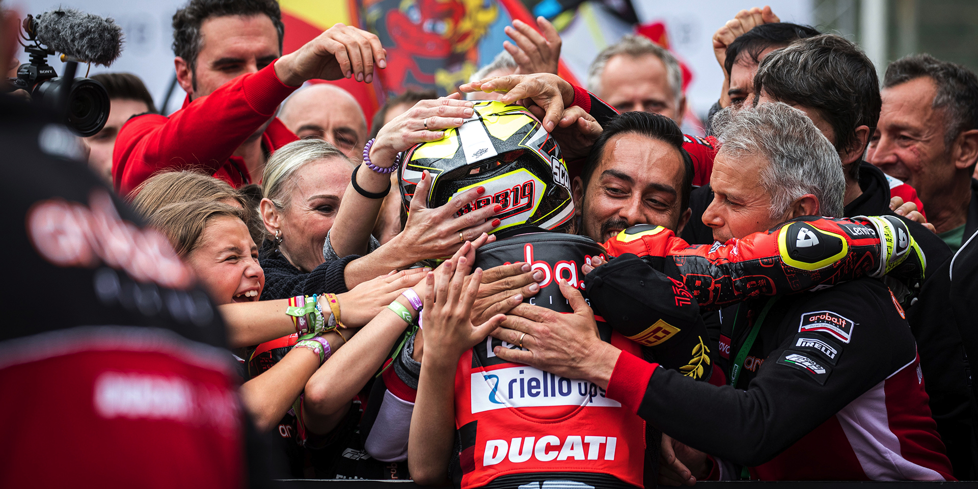 Bautista second at the end of a spectacular Race 2 at Estoril