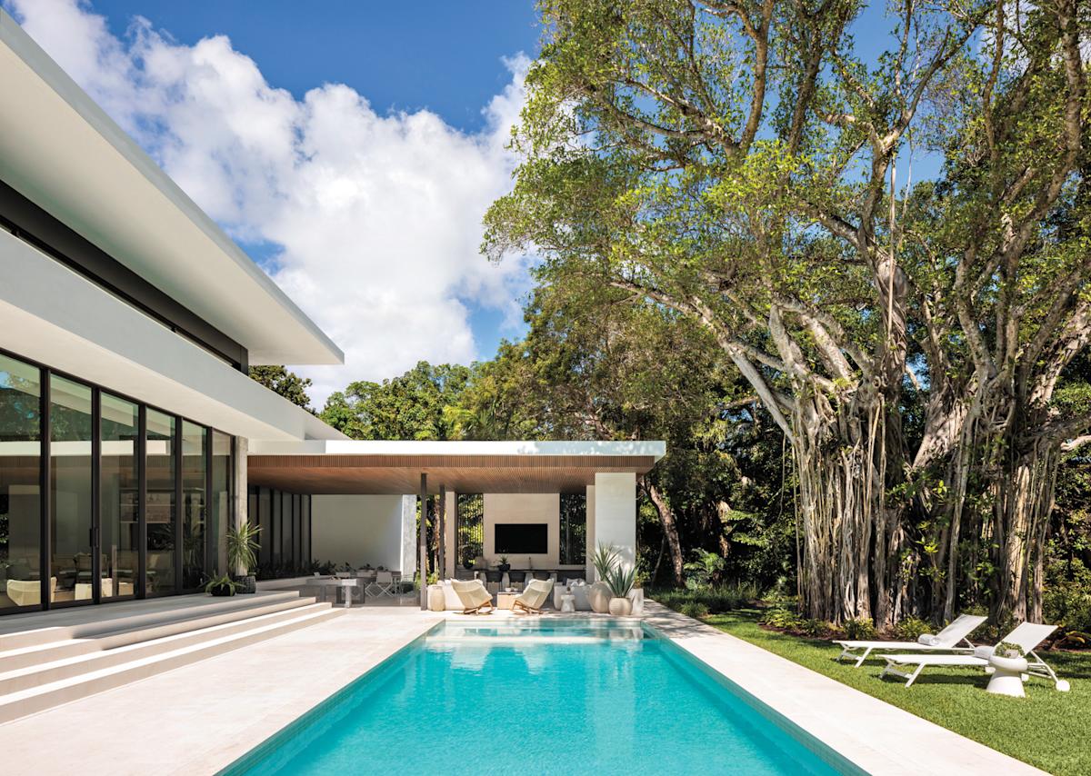 A Modern Miami Home Integrates With Its Subtropical Environs | Luxe ...