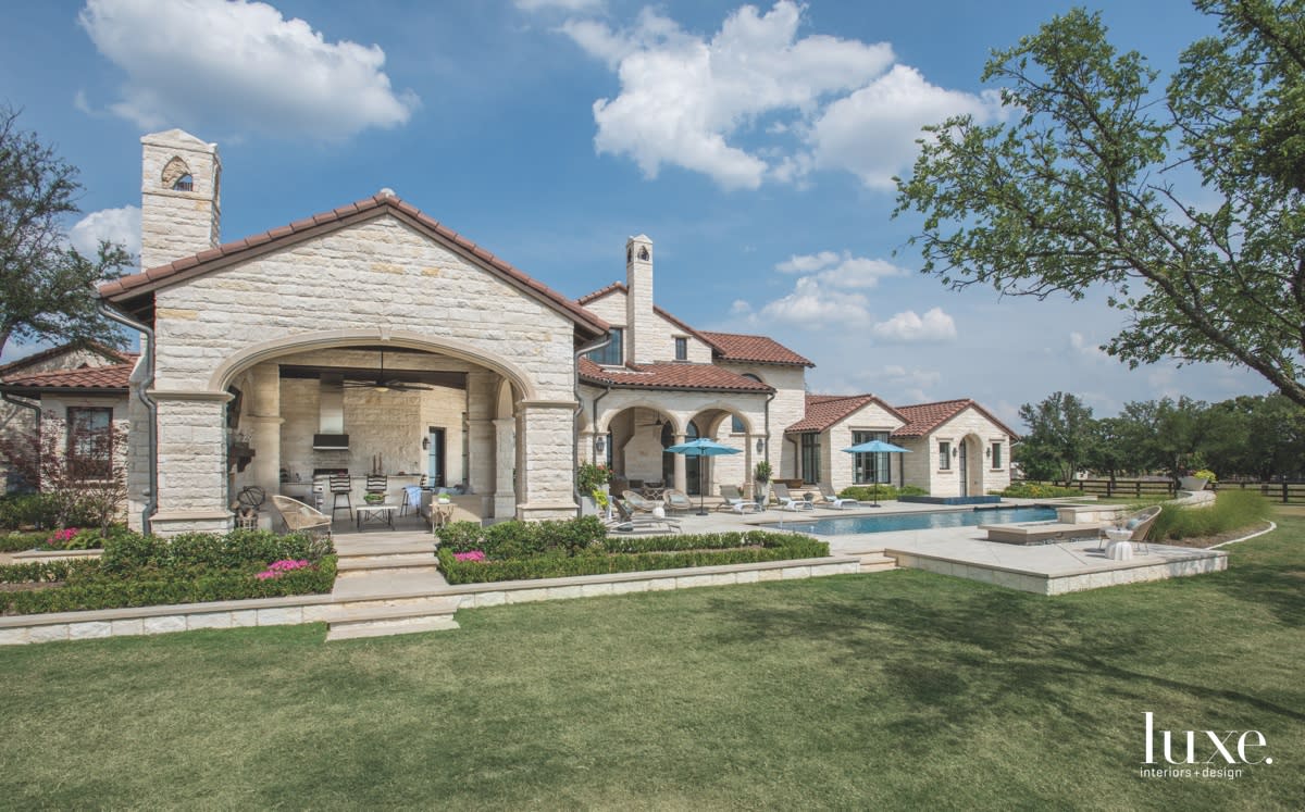 A Tuscan-Style Farmhouse Radiates Southern Elegance | Luxe Interiors ...