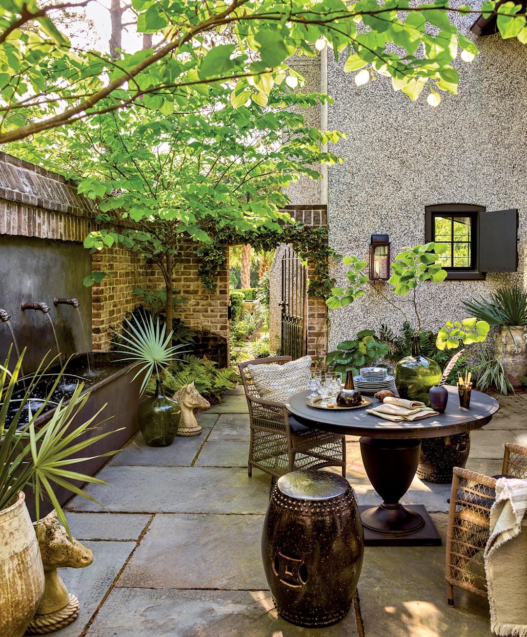 Stan Dixon Composes An Enchanting Kiawah Island Courtyard | LUXE ...